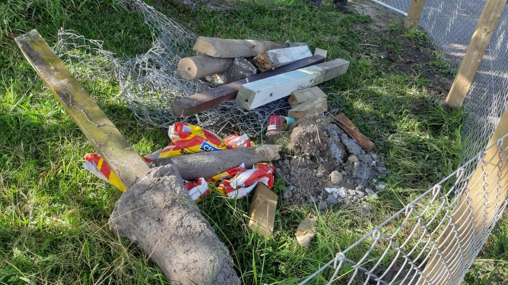 Old Fence and Garden Waste Removal - 0800 Dumpme - Expert Rubbish and ...